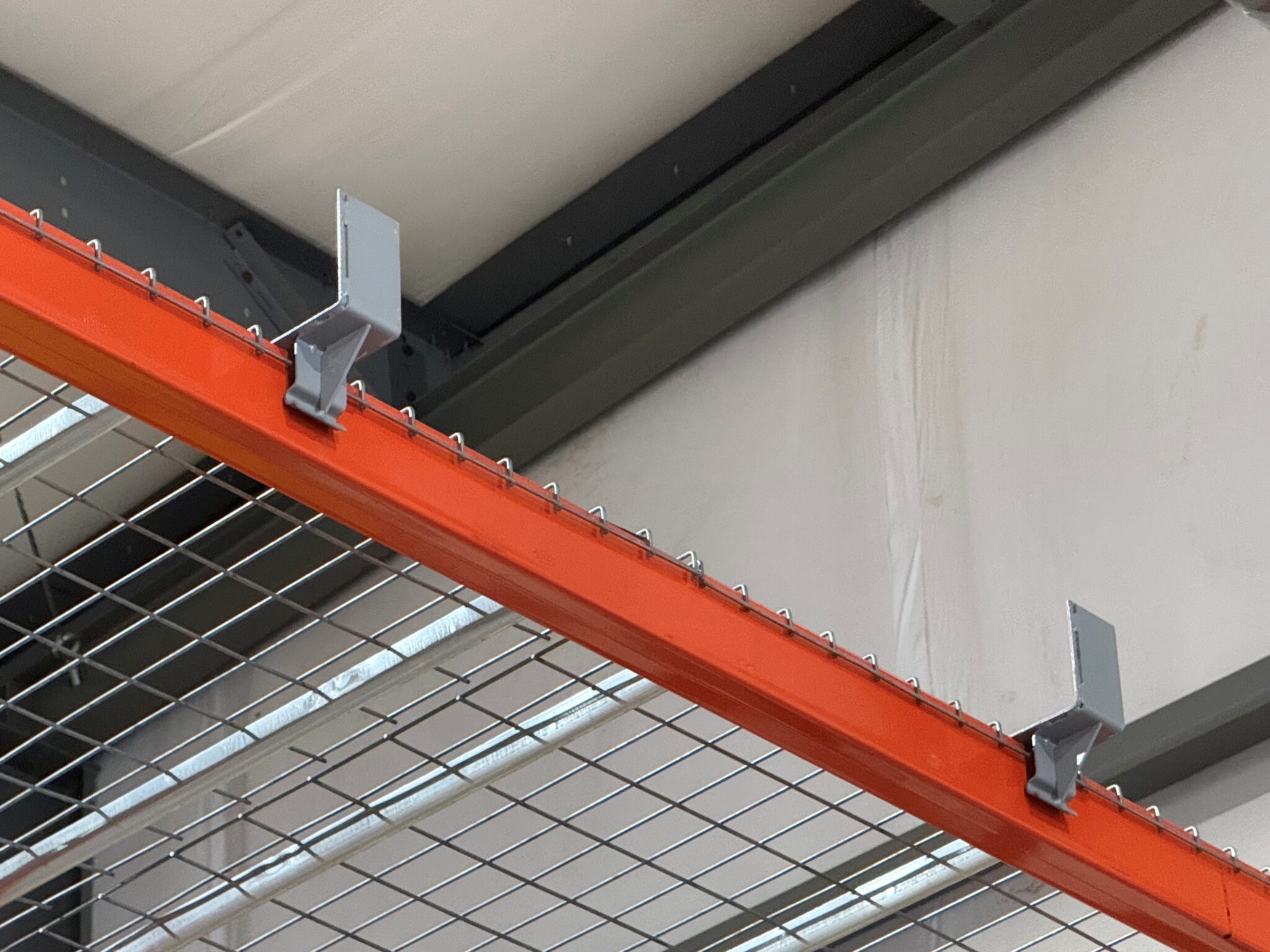 Single Pallet Load Stops Prevent Pallet Push Through