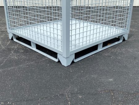 Stackable Rigid Wire Container with Skid Bar Runners