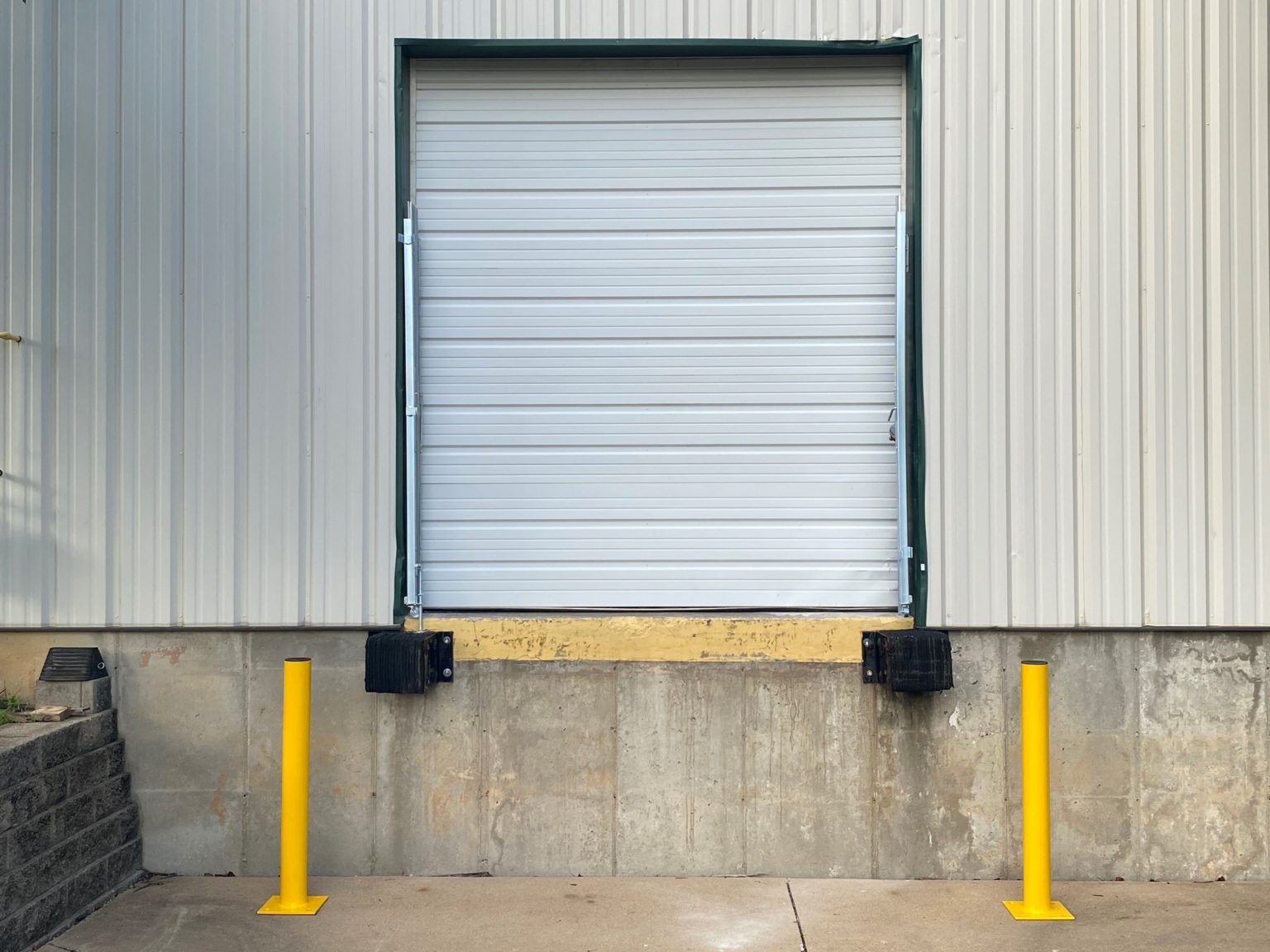Steel Pipe Safety Bollards for Loading Dock Overhead Doors